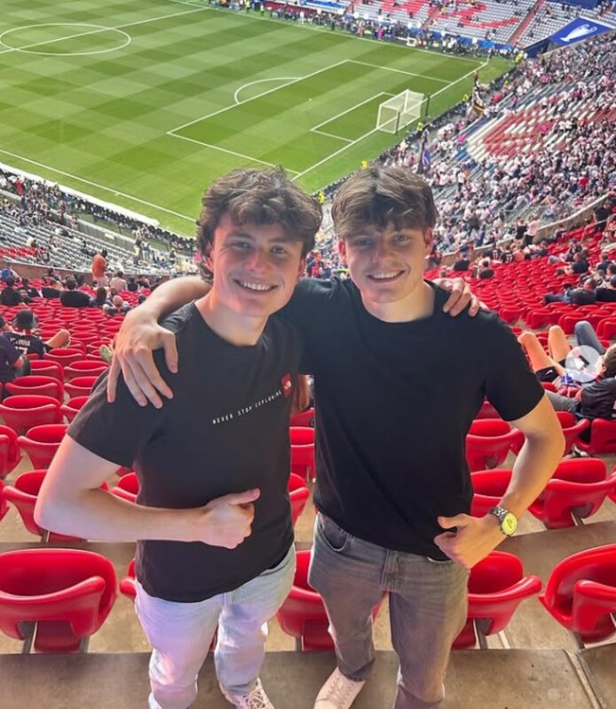 Vlaamse TikTokkers verstoppen zich 27 uur op toilet om zonder ticket ...