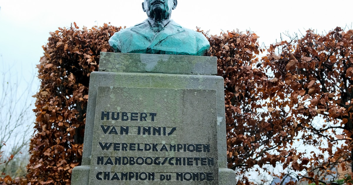 Borstbeeld Hubert Van Innis krijgt arduinen blad met opsomming ...
