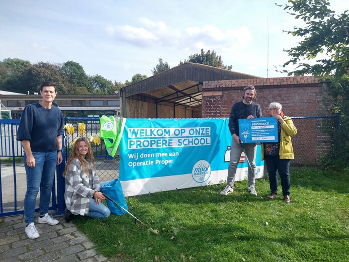 Gemeenteschool De Bever kreeg cheque voor deelname aan ‘Operatie Proper ...
