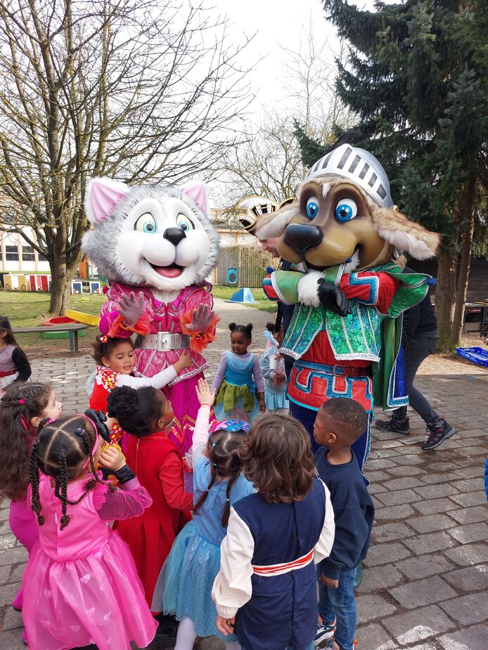 Kindercarnavalsmascottes Flipke en Marie verrassen leerlingen De ...