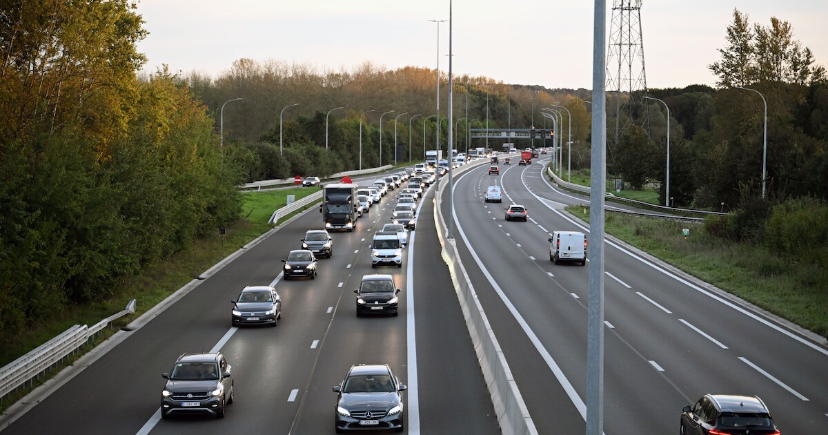 Ruim half uur file op E314 richting Nederland vanaf Zolder: rijstrook versperd ter hoogte van ...