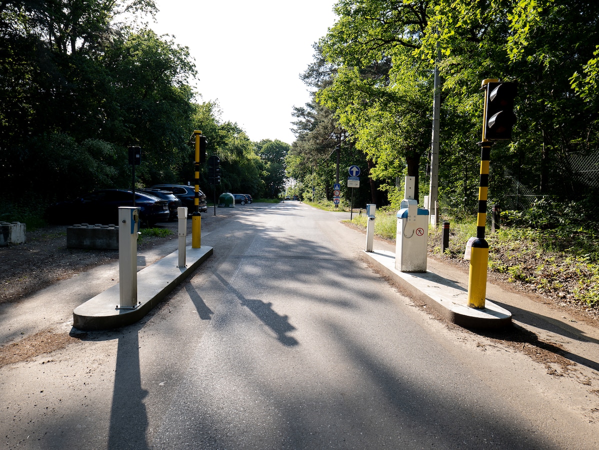 Schoolbus rijdt slagboom in Borggravevijverstraat omver, stad plaatst ...