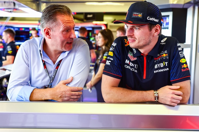 Vader Jos Verstappen over zijn zoon en viervoudig wereldkampioen: “In de auto is Max een leeuw ...