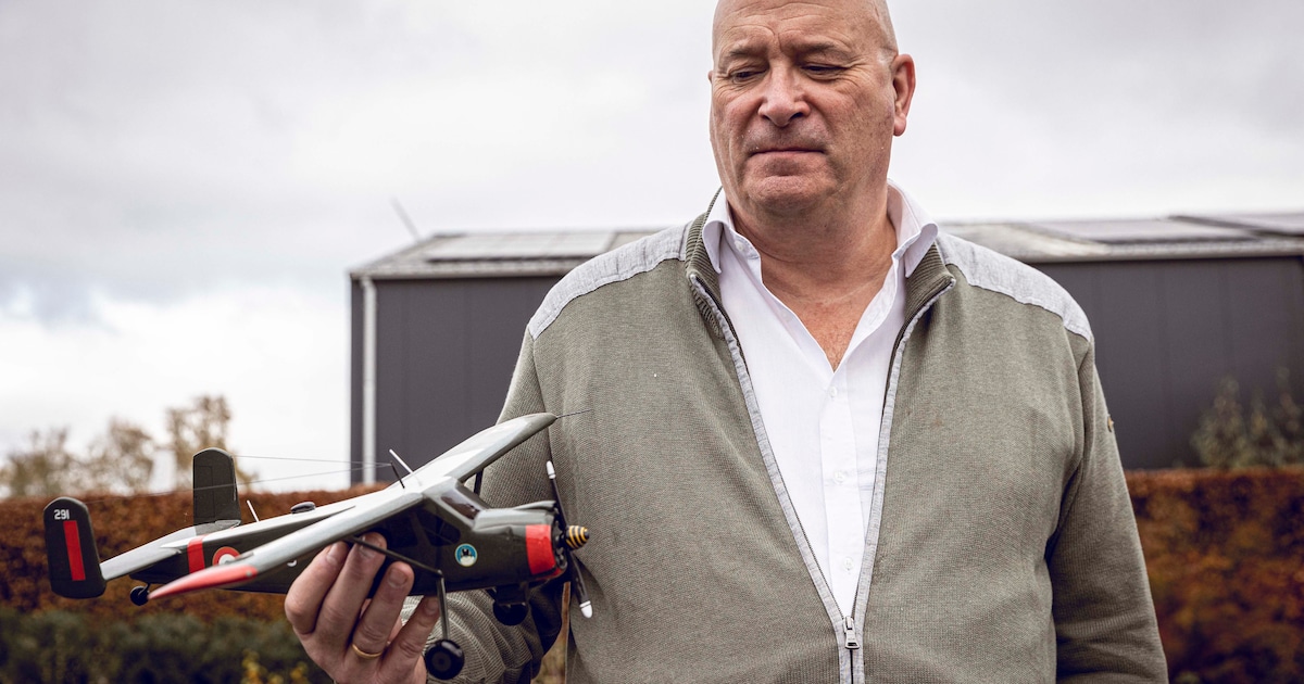 Dirk (65) en copiloot maakten geslaagde noodlanding nadat ze wiel verloren: “Eind goed, al goed ...