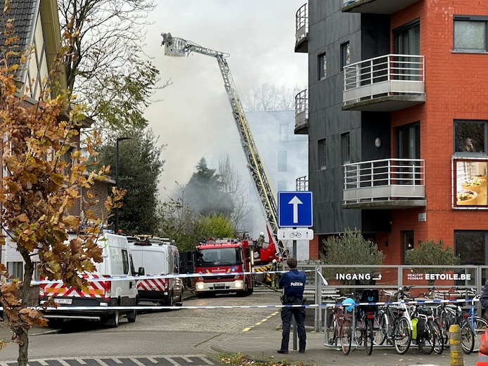 Hevige woningbrand in Jockeystraat in Gent: rieten dak zorgt voor ...