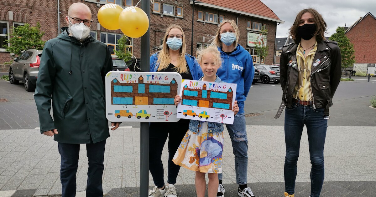 Tekening van lagere schoolleerlingen omgezet in echt verkeersbord ...