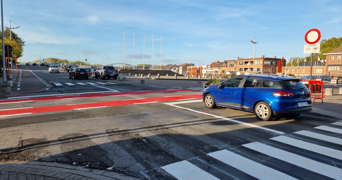 Nieuwe wegmarkeringen aan kruispunt Bospoortbrug aangebracht | Halle ...