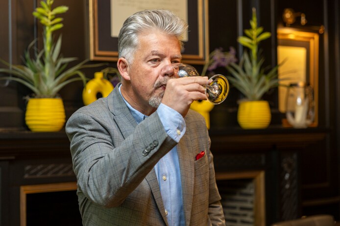Na 37 jaar maakt hoofdinspecteur Michelin zich bekend en onthult hij ...