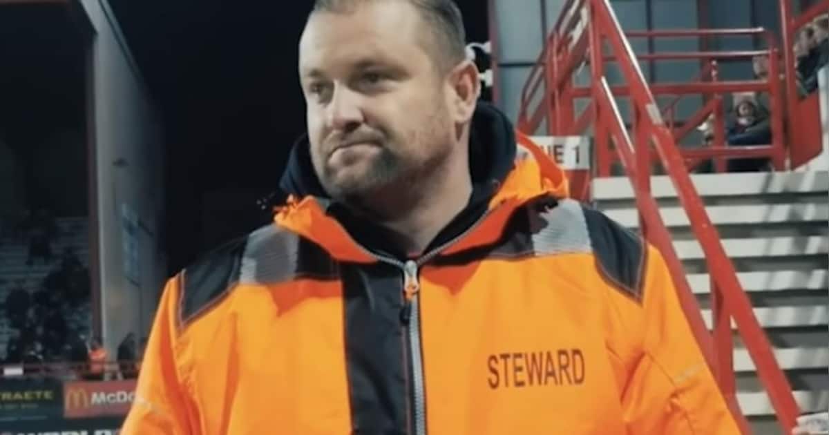 Zo kan het ook... Vincent De Cabooter (43) bekogelde ref, maar bekeerde ...