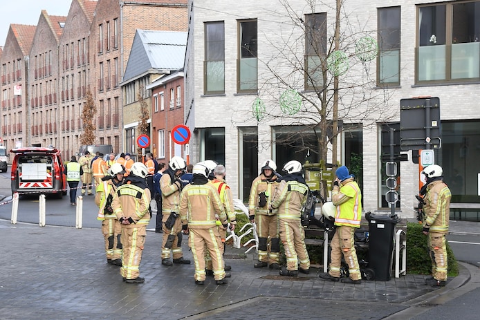 Graafkraan raakt middendrukleiding in Veurnestraat: 33 mensen ...