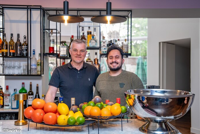 NET OPEN. Bernhard (58) en Gad (29) serveren niet alleen Wiener schnitzels: “Er staat zelfs een ...