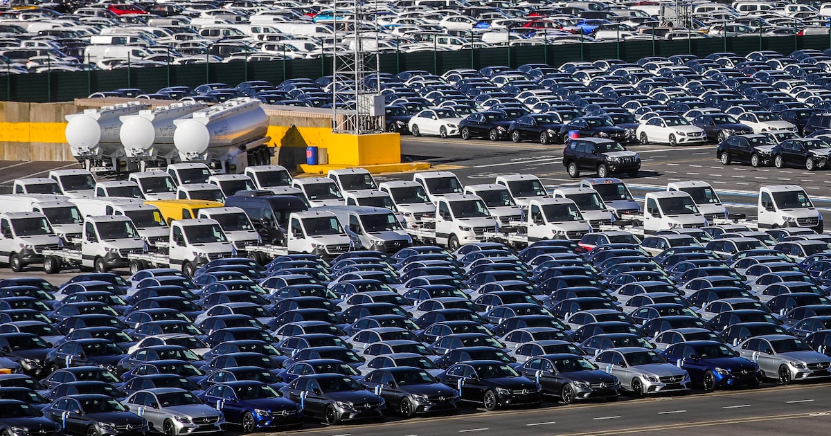 In Zeebrugge staan vandaag liefst 78.000 wagens te wachten op de klant ...