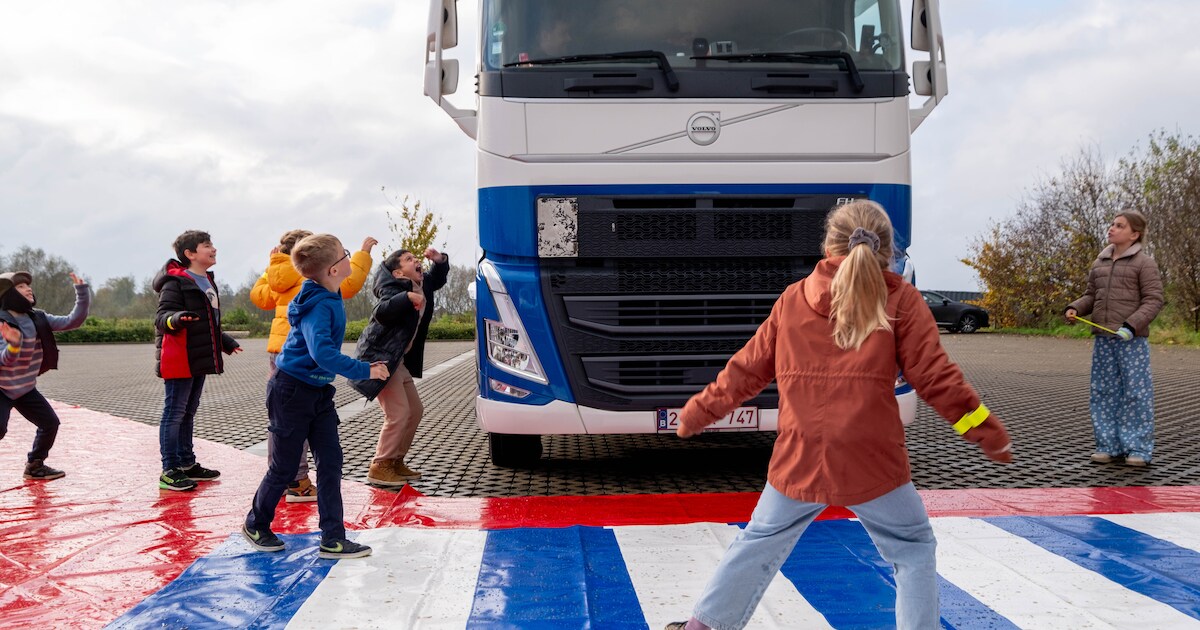Schoolkinderen ontdekken dode hoek achter het stuur van een vrachtwagen ...