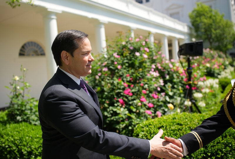 TERUGLEZEN VS. Populariteit van Trump blijft afnemen: dalende trend in ...