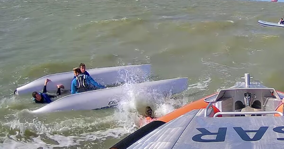 KIJK. Redders helpen drie zeilers uit omgekantelde catamaran die in ...