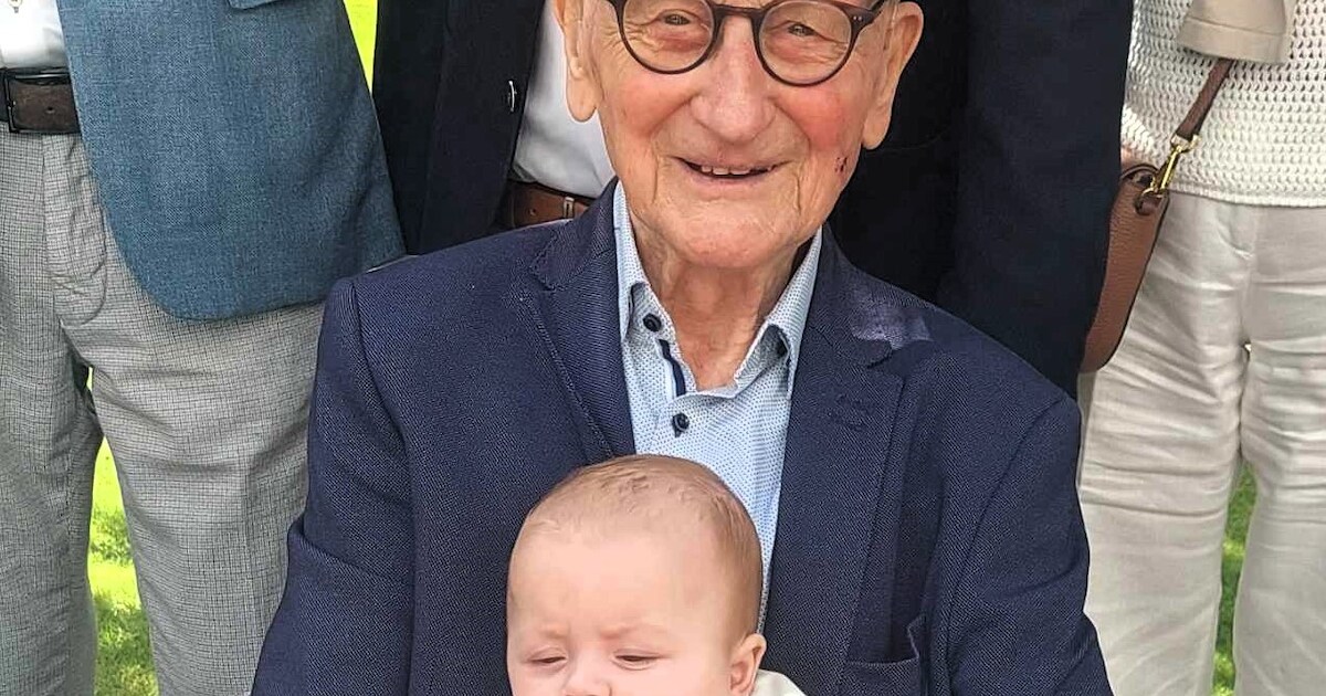 Raphaël viert 100ste verjaardag met achterkleinzoon Raf op schoot: “Ik heb echt alle redenen om ...