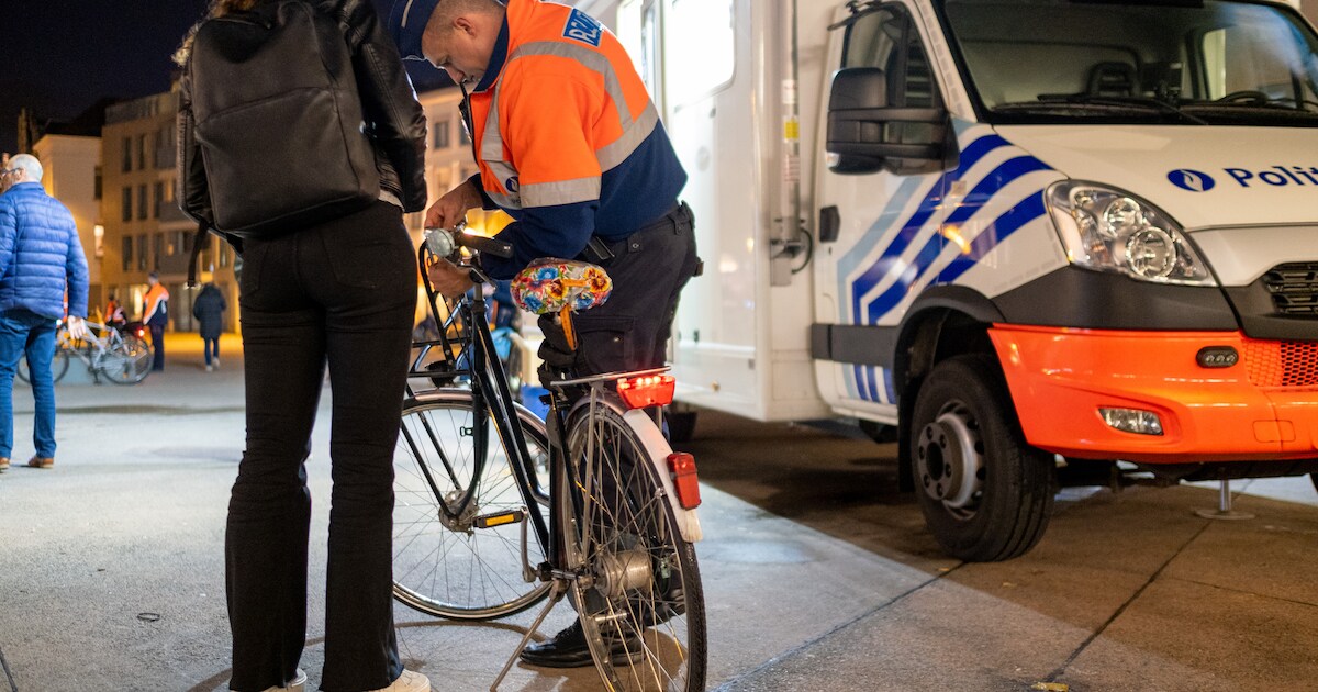 Lokale politie verstrengt controles op fietsverlichting in ...