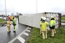 Vrachtwagen en oplegger met groenten kantelen aan oprit A19: beperkte ...