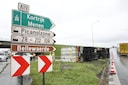 Vrachtwagen en oplegger met groenten kantelen aan oprit A19: beperkte ...
