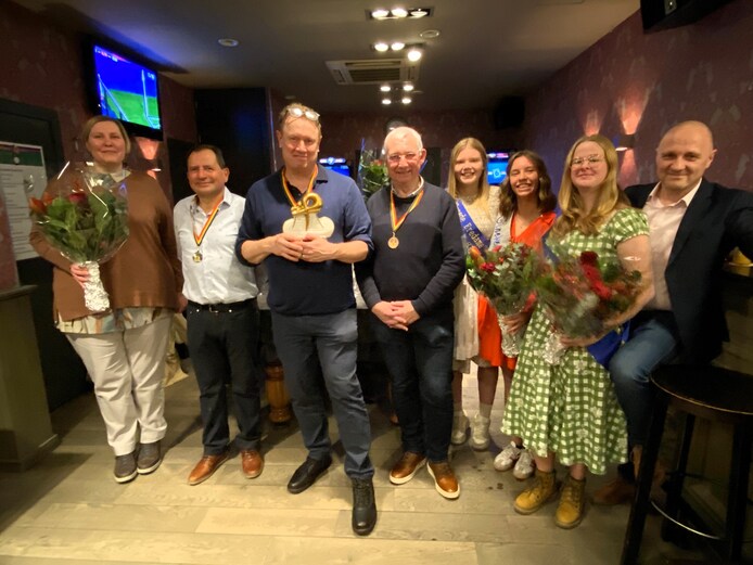 Tinekesvrienden vieren kampioenen in De Zoeten Inval | Kortrijk | hln.be