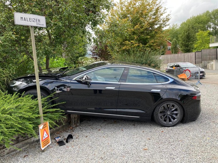 Voertuig belandt in tuin van woning in de Maleizenstraat | Herent | hln.be