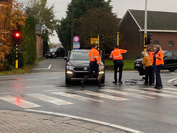 Auto over de kop na aanrijding | Putte | hln.be
