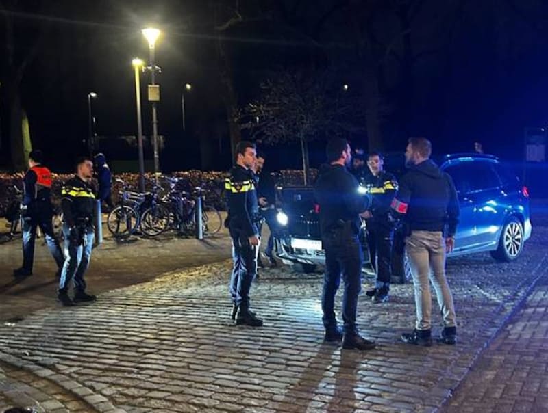 Achtervolging met vijf politiewagens en helikopter vanaf Nederlandse ...