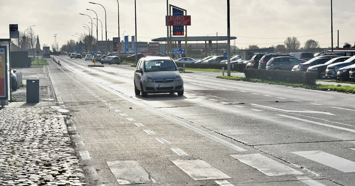 Zwart kruispunt aan Euroshop wordt veiliger dankzij centrale in- en uitrit met verkeerslichten ...