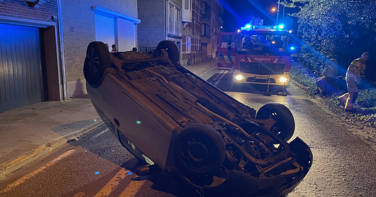 Auto kantelt op dak na botsing: automobilist lichtgewond en rijbewijs ...