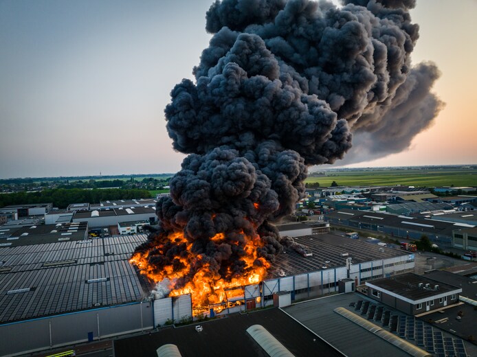 KIJK. Enorme brand industrieterrein in Nederland woedt nog steeds ...