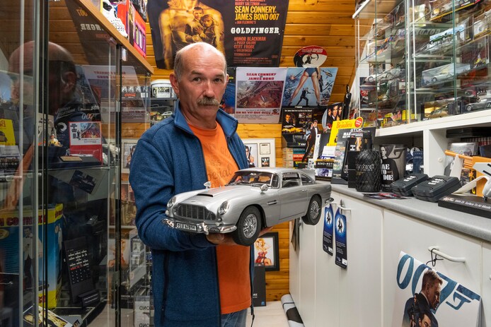 Op bezoek bij Marc Moret (59), fan en groot verzamelaar van 007: “Ben ...