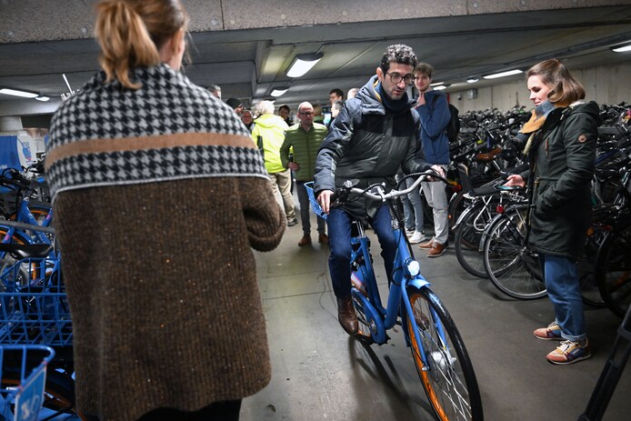 Eerste elektrische Blue-bikes staan aan station Leuven: “Op de fiets ...