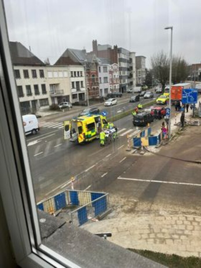 Bromfietser gewond nadat hij onderuit gaat aan oversteekplaats | Aalst ...