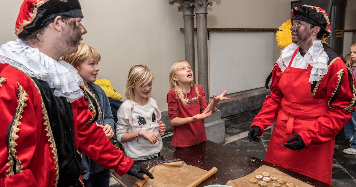 Kinderen bieden Sinterklaas helpende hand en leren letterkoekjes bakken ...
