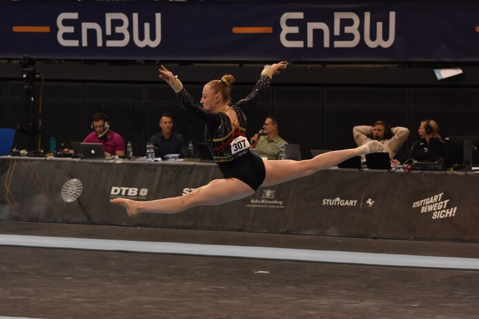 Nina Derwael blinkt bij rentree in Stuttgart uit met goud op balk, de ...