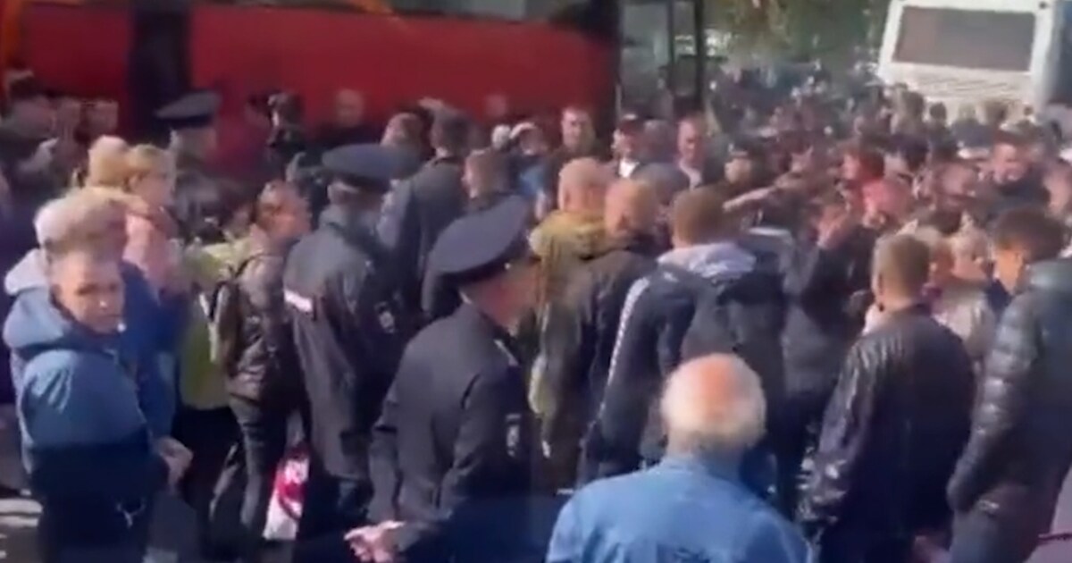 Video toont wenend kind wanneer gemobiliseerde Russische vader naar ...