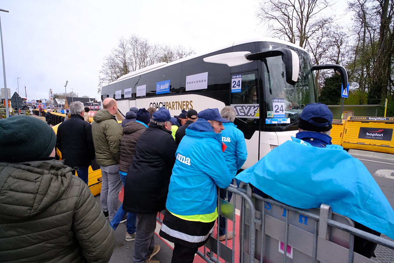 60 autocars en 30 busjes brengen vips richting verschillende formules ...