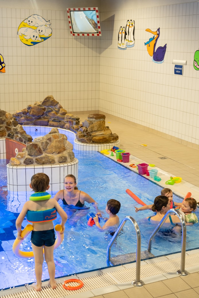 Kersvers sportschepen Stijn De Rooster (N-VA) duikt vernieuwd zwembad ...