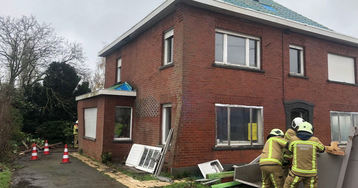 Deel van gevel dreigt in te storten in Meulebeke: brandweer komt woning ...