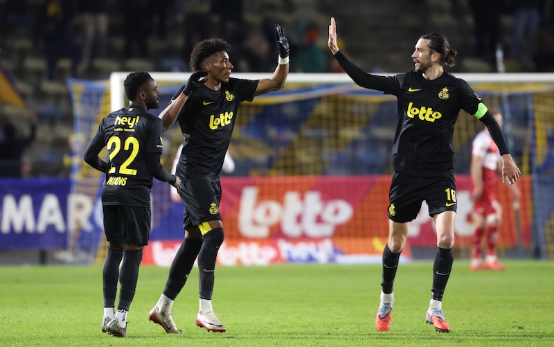 Union komt met de schrik vrij tegen Zulte Waregem en mag naar de ...