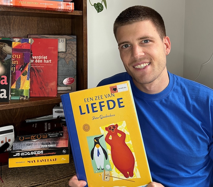 Jensen Baert leest voor uit ‘Een zee van liefde’ | Middelkerke | hln.be