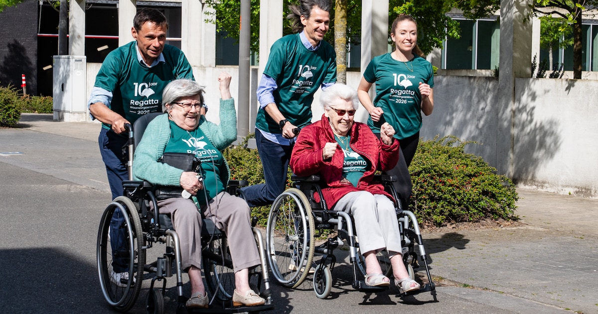 Jeaninne (81) en Emmy (93) staan samen aan de start van de 10 Miles in ...