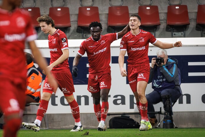 Vossen nog out tot na de FIFA-break, maar vervanger Tobias Hedl maakt ...