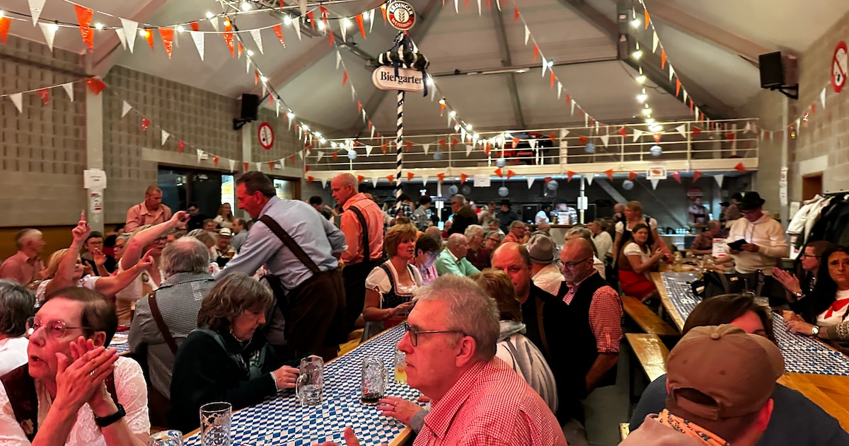 KIJK. “Oans, zwoa, g’suffa!” Eerste Oktoberfest in Oostakker schot in ...