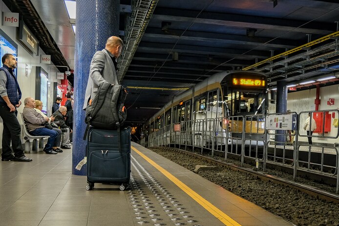 Winkelcentrum Stokkel en metrostation geëvacueerd na vondst koffer met ...