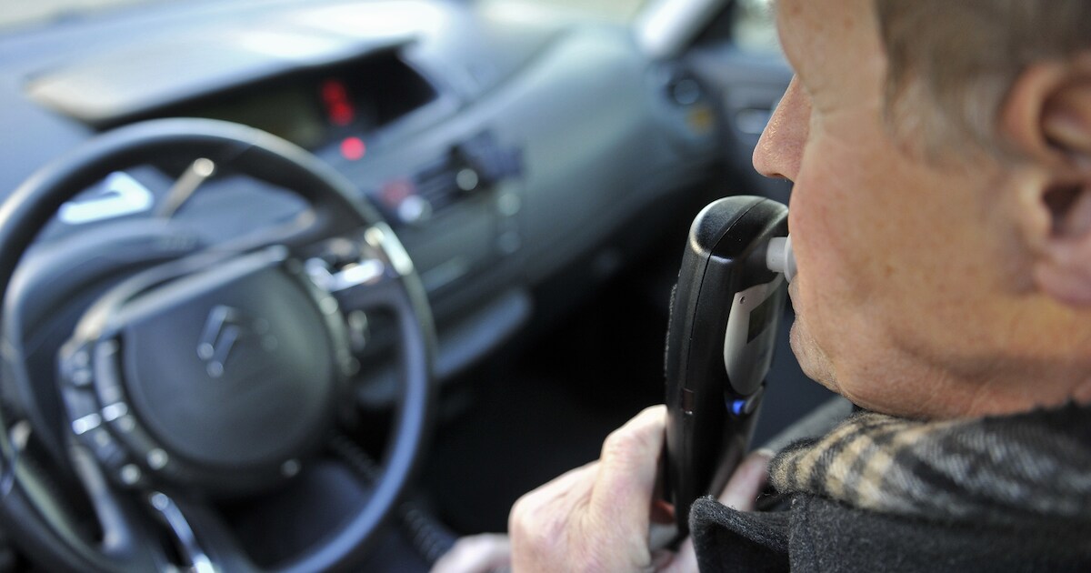 Alcoholslot voor man wiens wagen schokte over de weg: “In zijn auto ...
