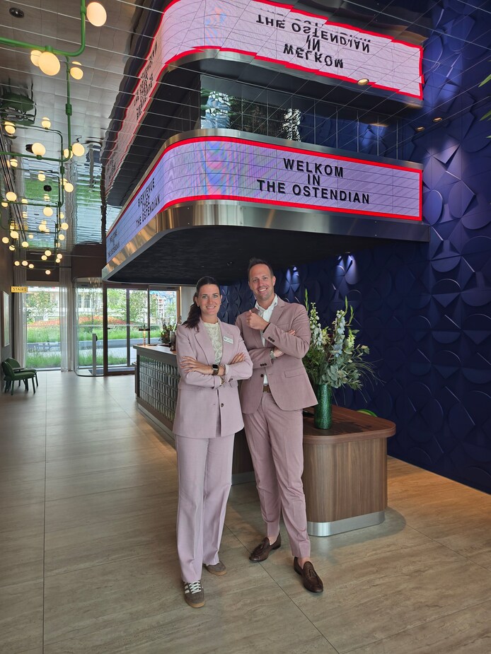 Luxeweek bij ‘Met vier in bed’, dan kan The Ostendian niet ontbreken: “Ja, de champagne heeft ...