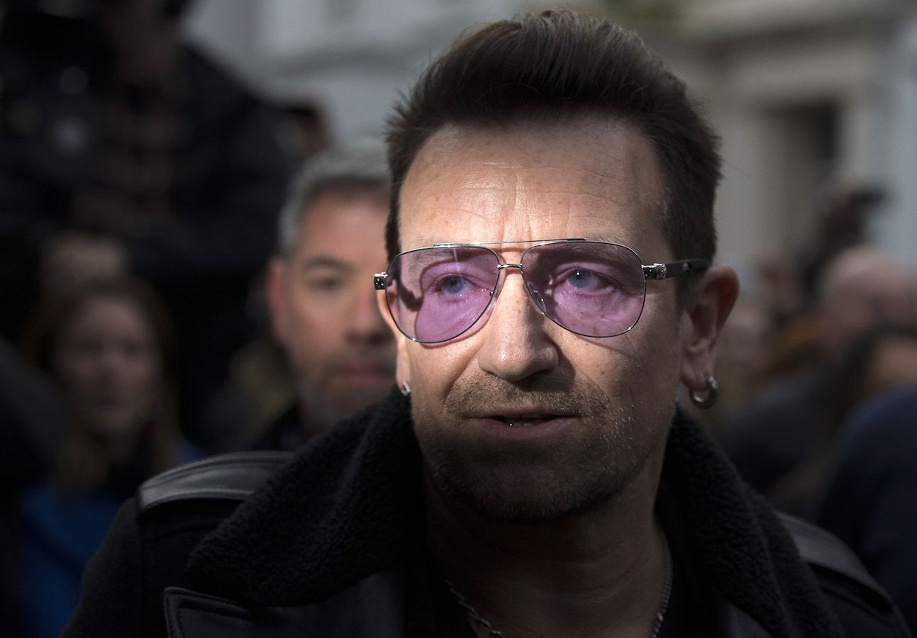Bono brak schouderblad, bovenarm en vinger bij fietsongeval | Foto | hln.be