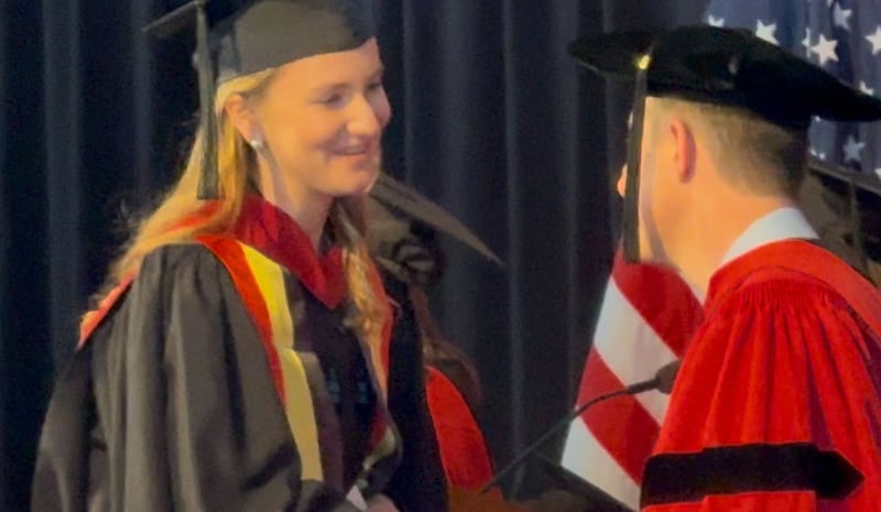 Prinses Elisabeth heeft Harvard-diploma op zak, trotse vader Filip ...