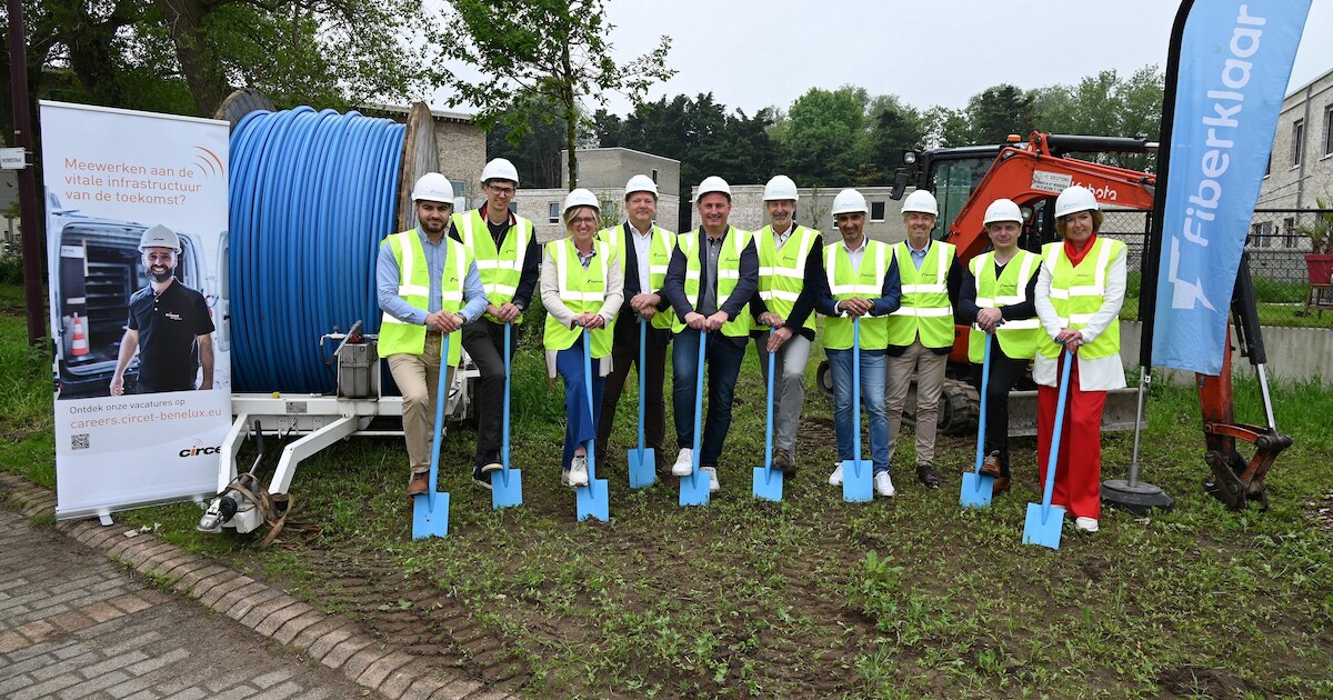 Fiberklaar steekt spade in de grond voor glasvezelaanleg in Oudenburg ...